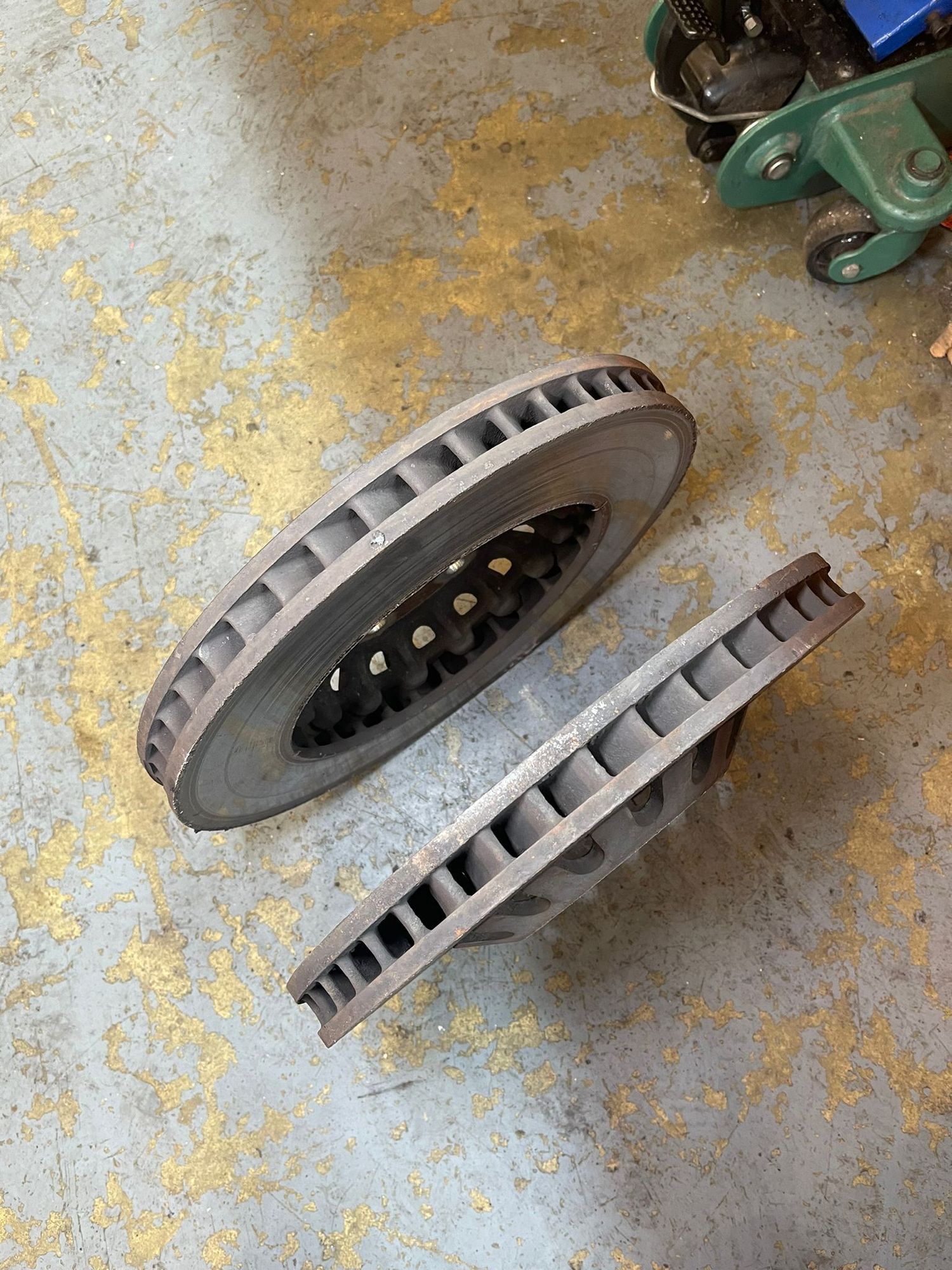 UK: Brake disc orientation for vented discs - AudiWorld Forums