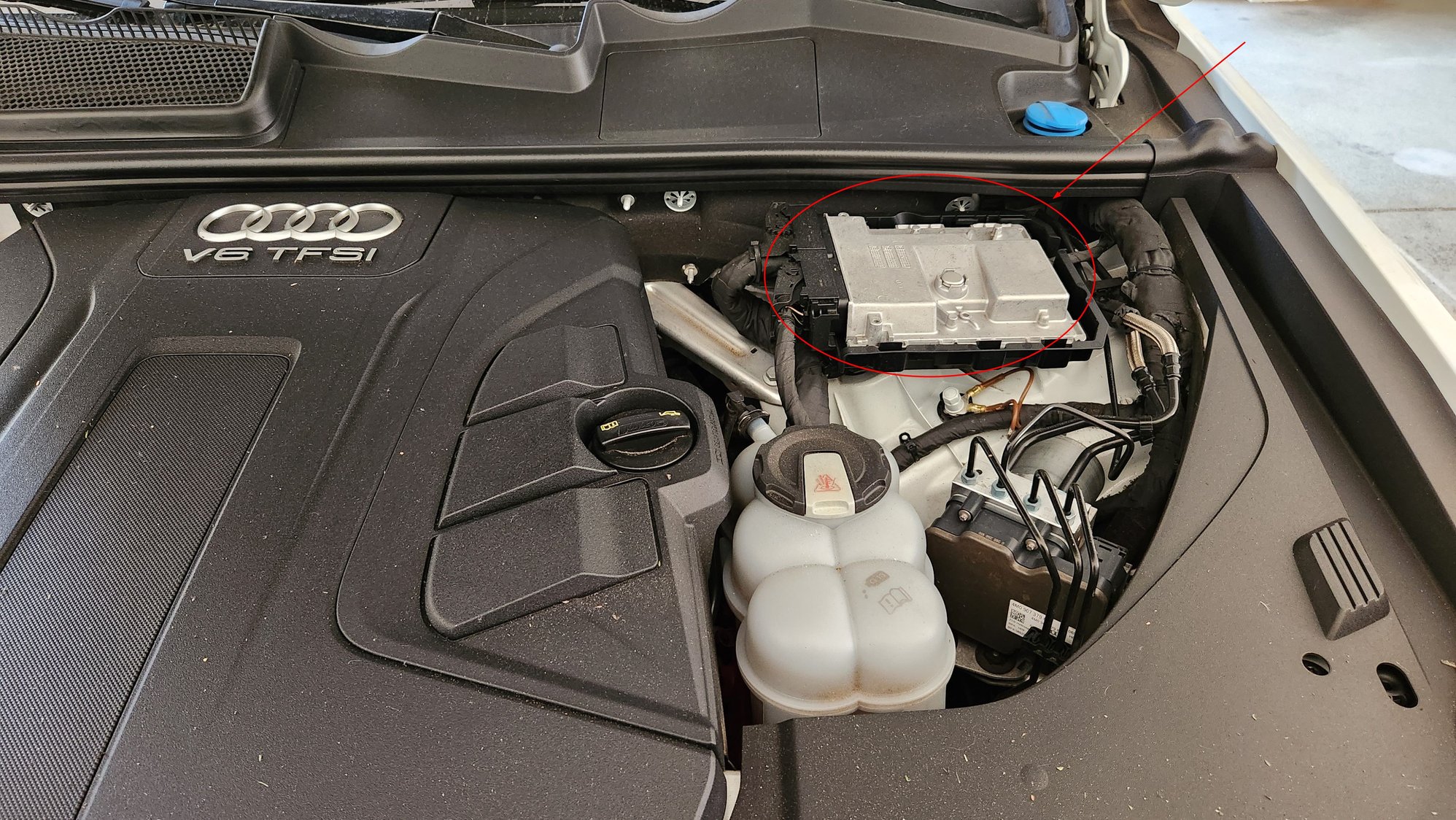 Is a cover missing from my 2018 Q7 in this photo? - AudiWorld Forums