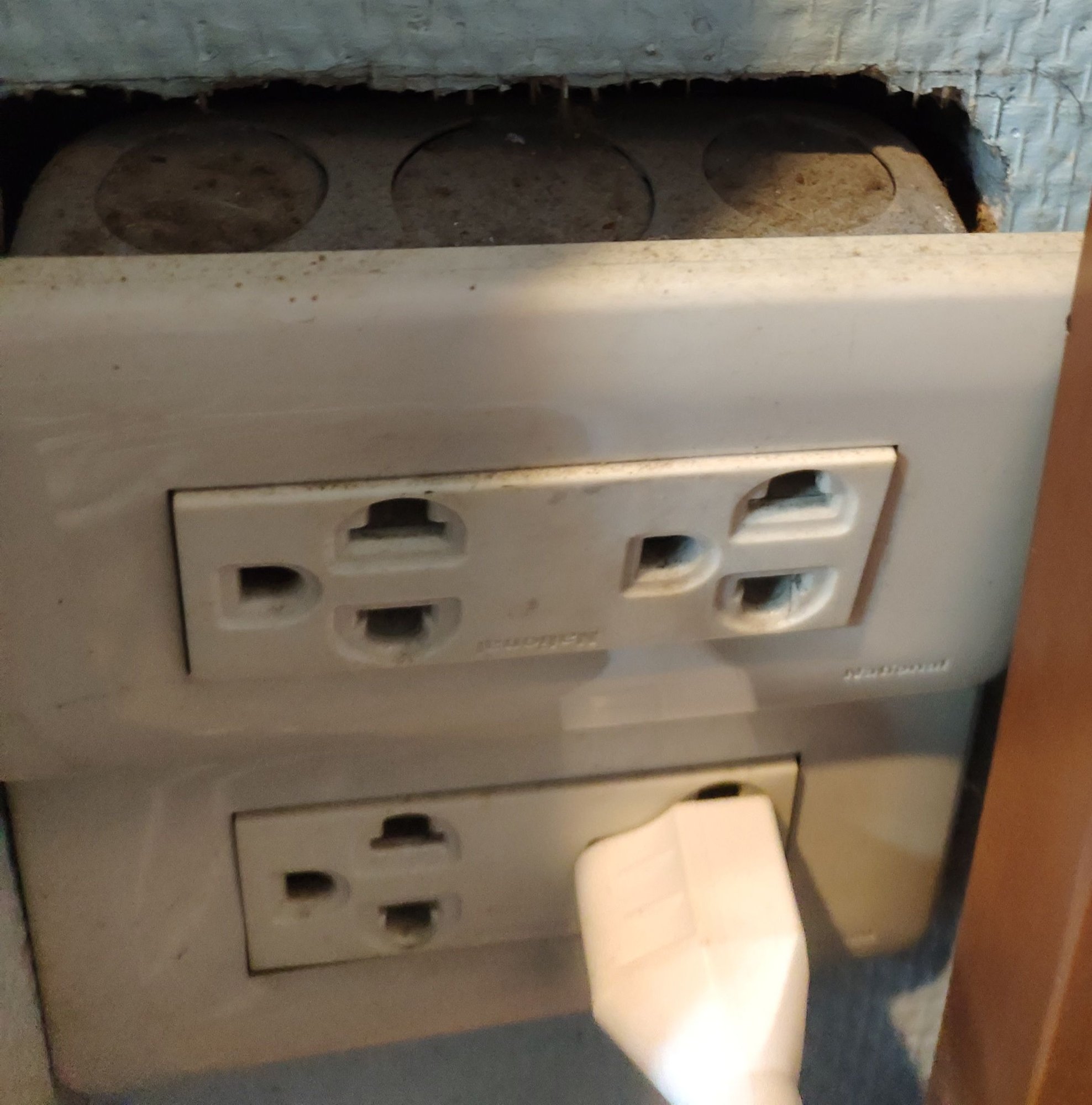 How to repair the loose electric socket - DoItYourself.com Community Forums