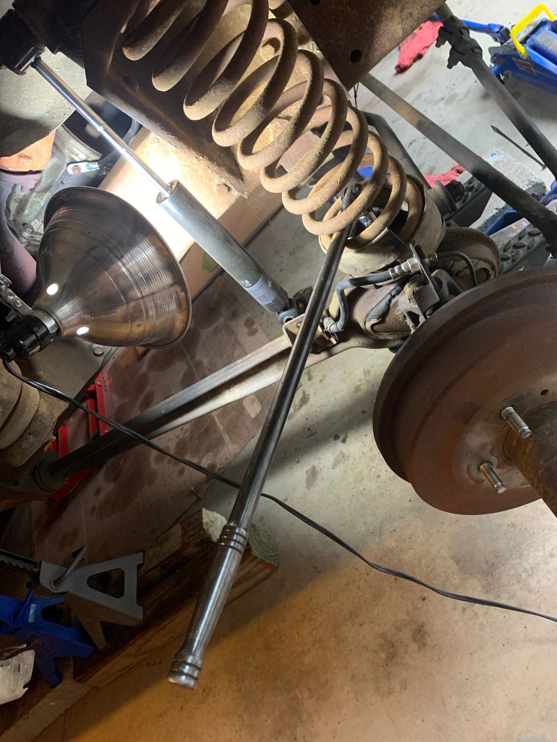 Coil spring lower retainer removal - Ford Truck Enthusiasts Forums