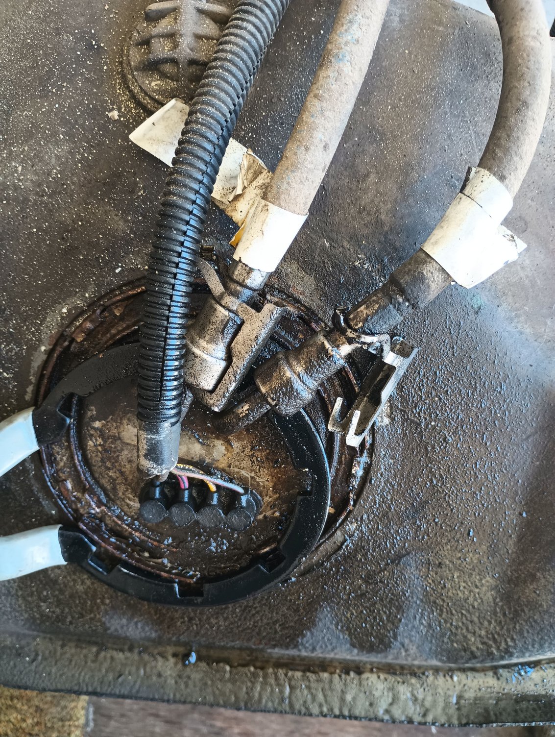 Disconnect fuel lines @ tank - Ford Truck Enthusiasts Forums